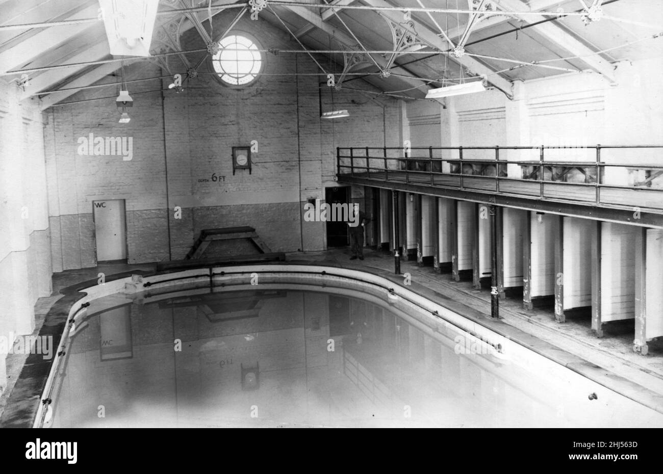 Interior of the baths at Widnes. 30th October 1958 Stock Photo - Alamy