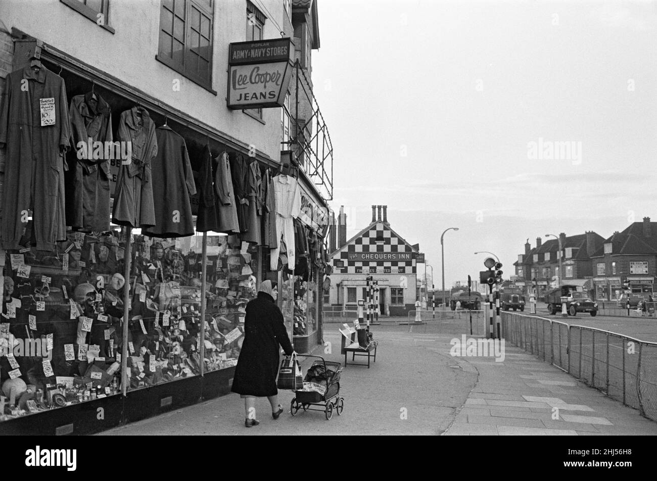 Chequers Inn, Dagenham, Essex, 1960 Stock Photo - Alamy