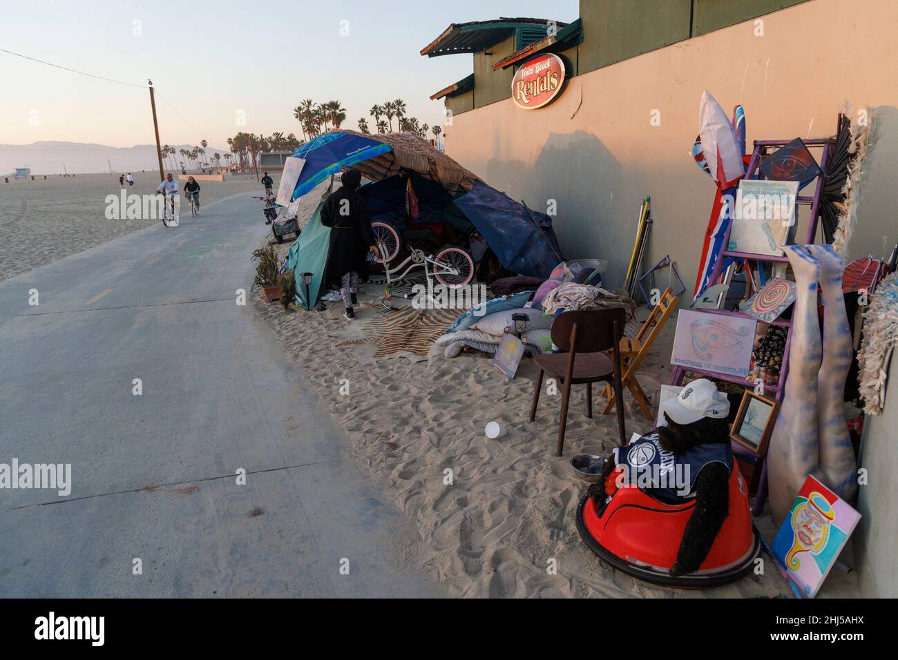 Venice, California, USA. 25th Jan, 2022. Runners pass a homeless ...