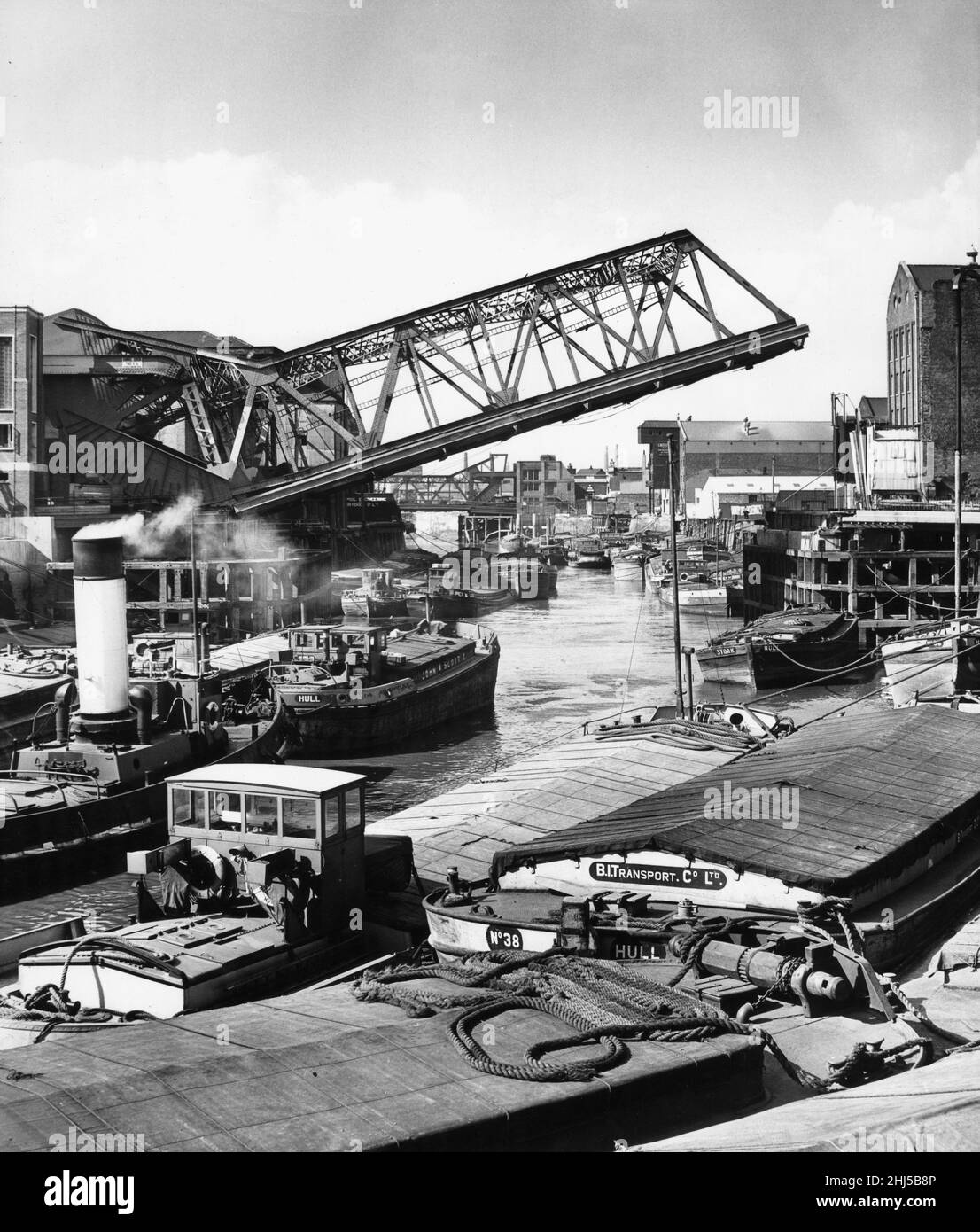 A congested River Hull as the new Drypool bridge, Hull is lowered for ...