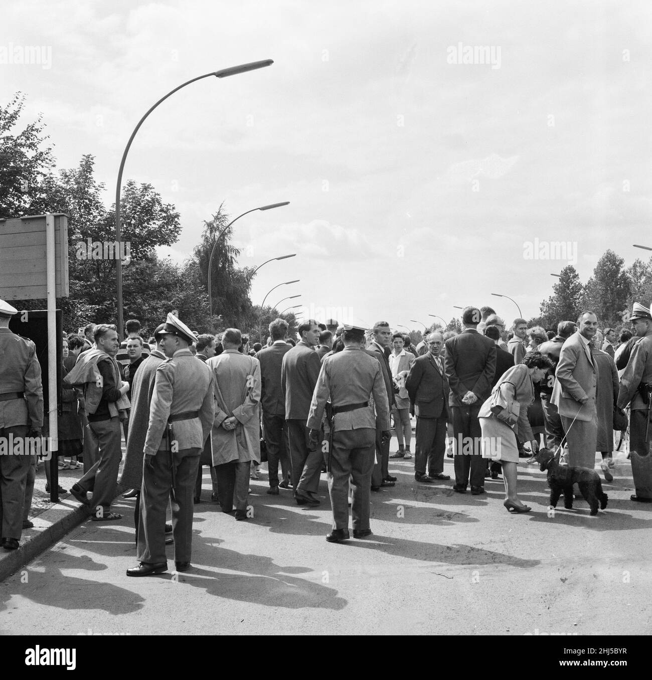 Start of the construction of the Berlin Wall. At midnight on 13th ...