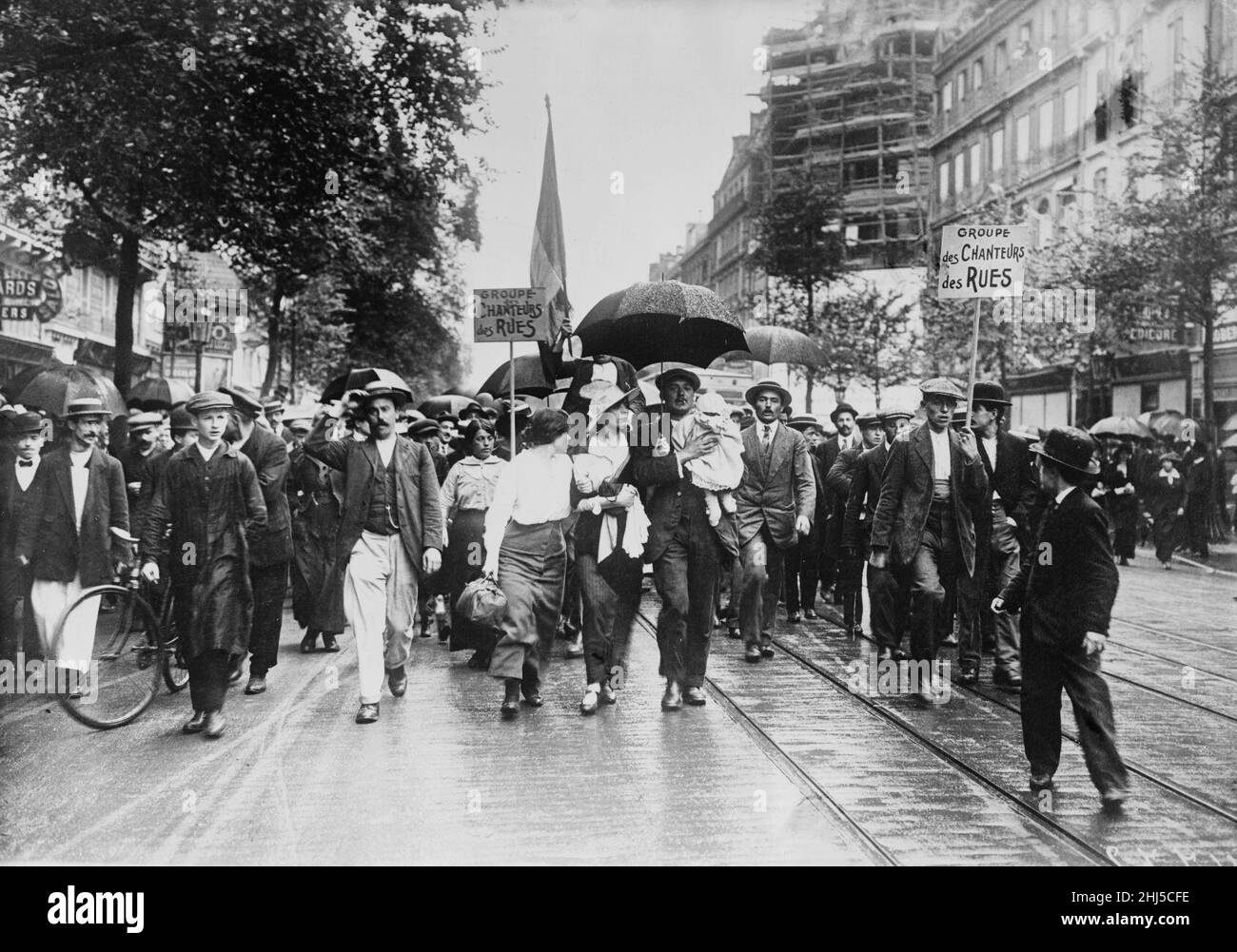 Paris street singer paris Black and White Stock Photos & Images - Alamy