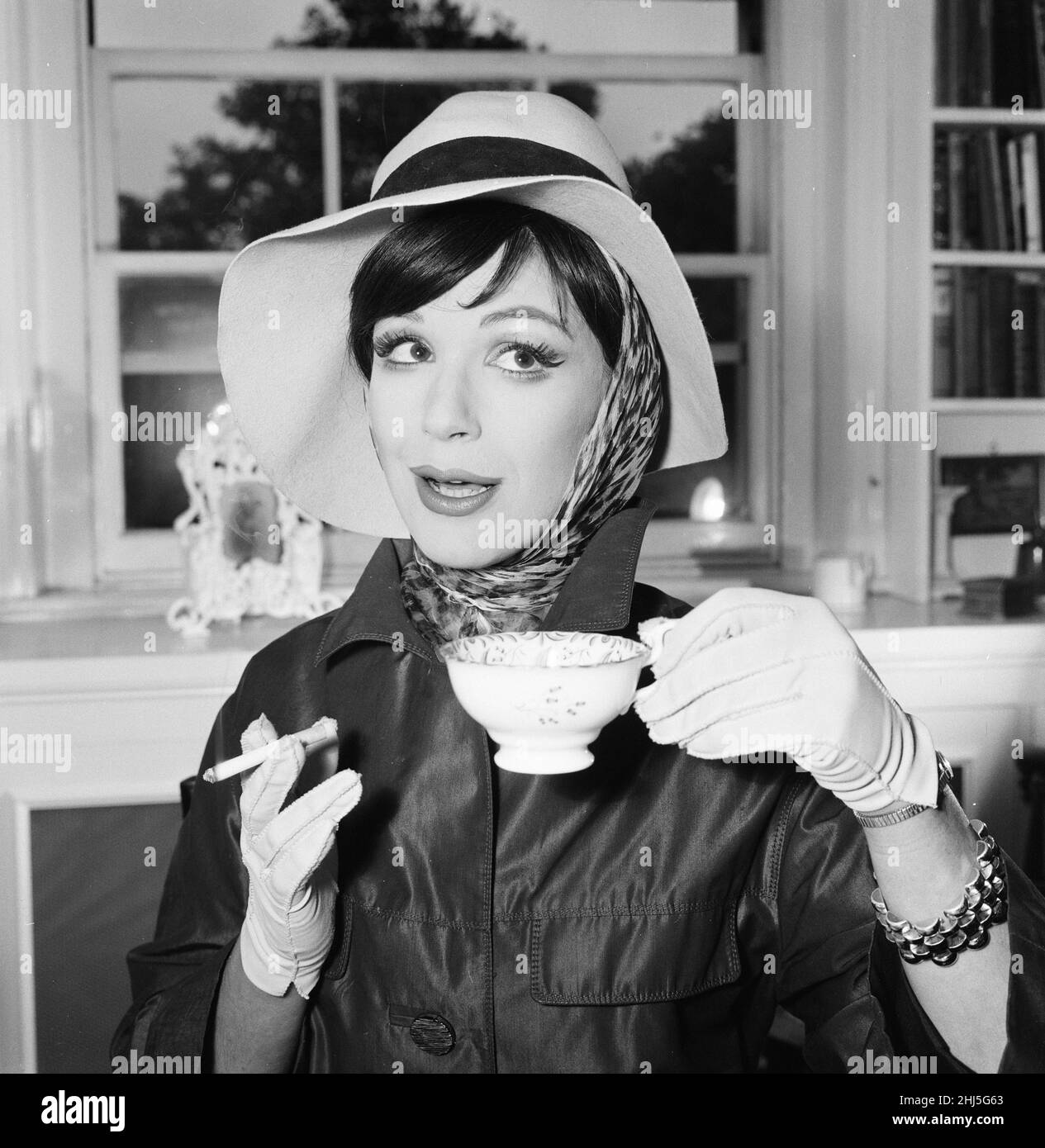 Cigarette actress 1960s hi-res stock photography and images - Alamy