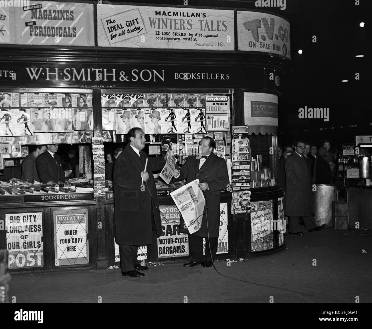 Richard Dimbleby filming for French television at Victoria Station. 9th ...