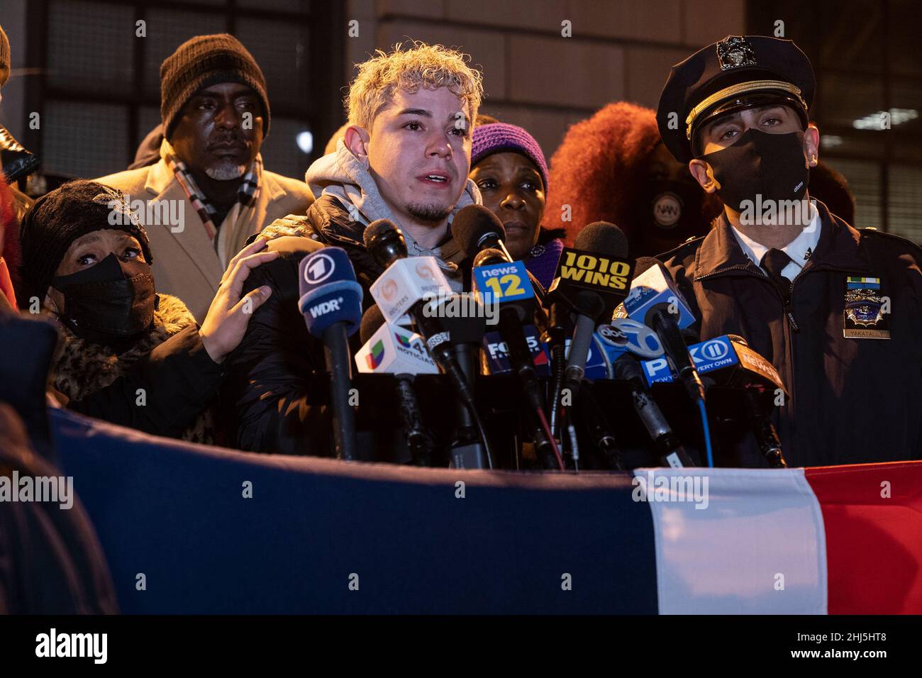 Vigil attended by hundreds of officers, firefighters and politicians ...