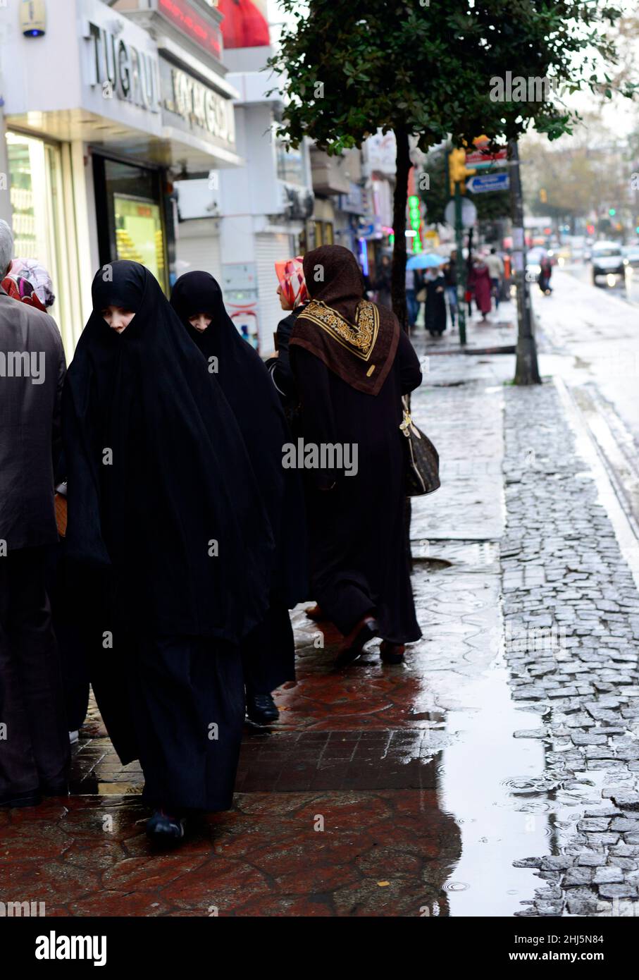Traditionally dressed Turkish Muslim women in Eminönü, Istanbul, Turkey ...
