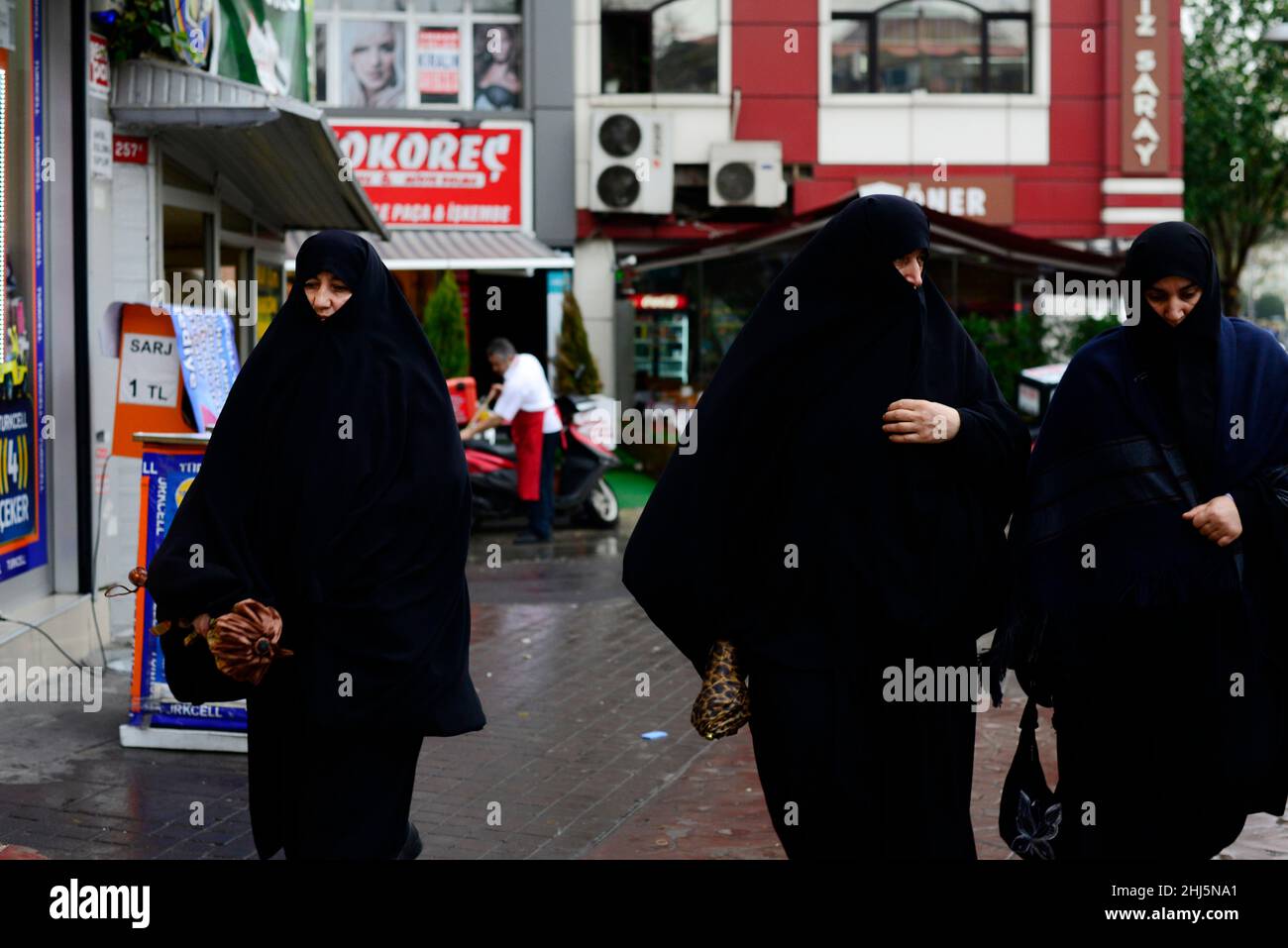 Traditionally dressed Turkish Muslim women in Eminönü, Istanbul, Turkey ...