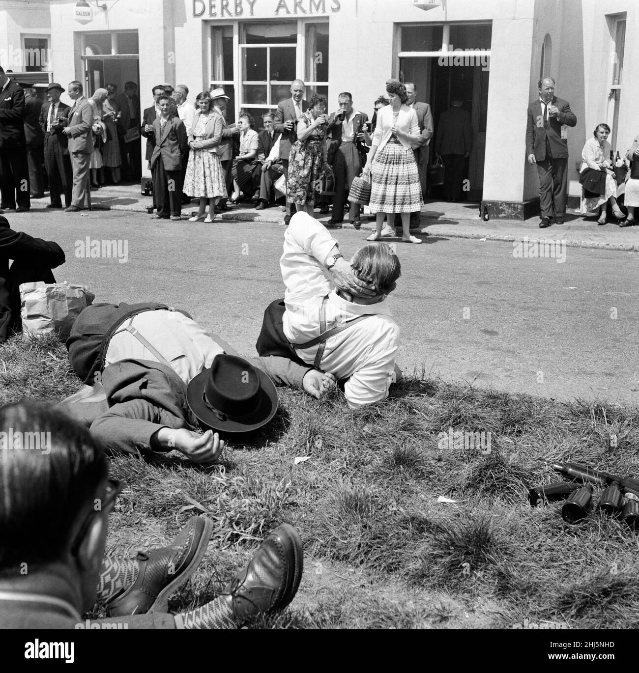 A scene outside the Derby Arms, Derby Day at Epsom. 3rd June 1959 Stock ...