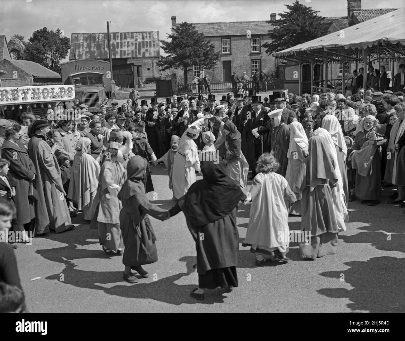 Children medieval costume hi-res stock photography and images - Alamy