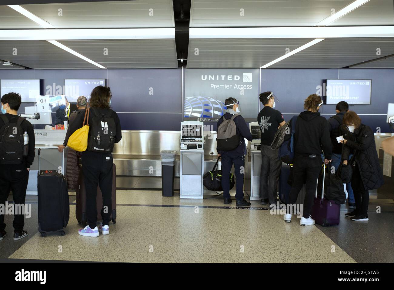 United Airlines passengers wait at the ticket counter Stock Photo - Alamy
