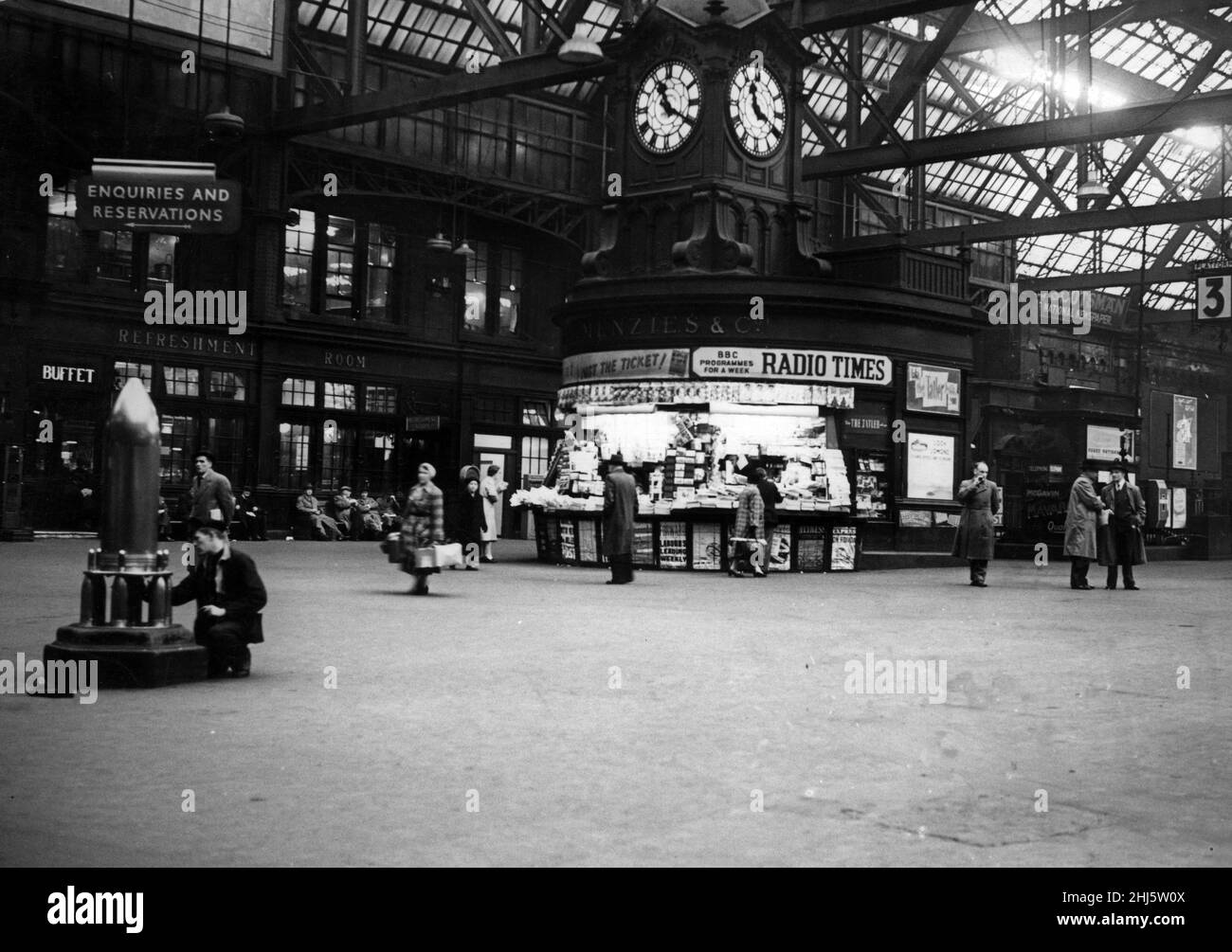 1950s radio station hi-res stock photography and images - Alamy