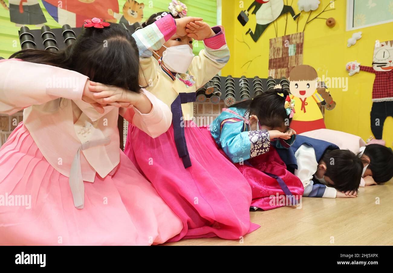 Traditional korean attire hi-res stock photography and images - Alamy