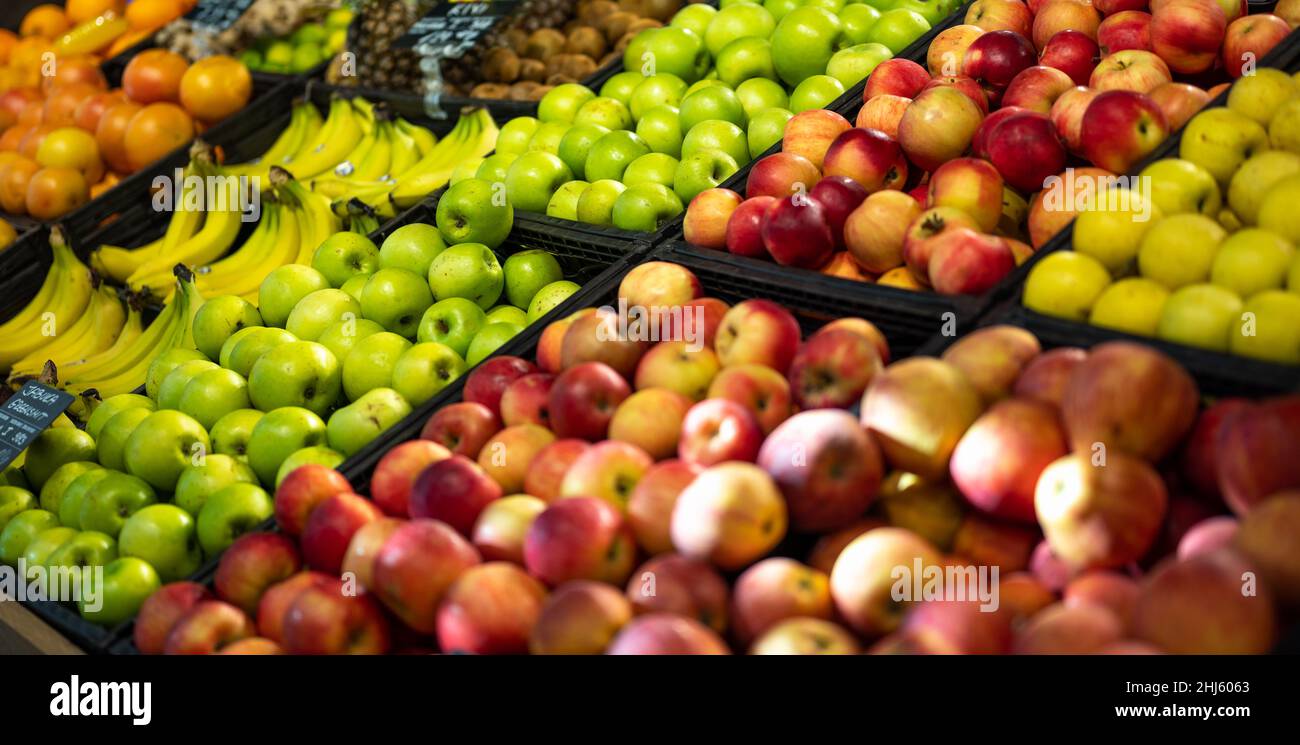 Fresh organic apple on shelf in supermarket, farmers market. Fresh ...