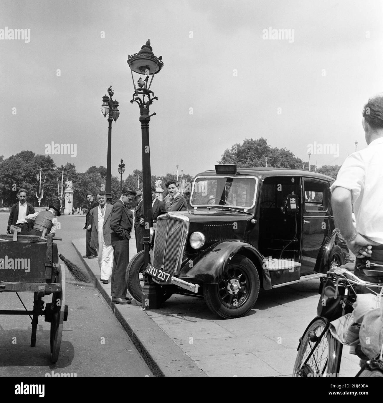 A taxi going on the roundabout of Buckingham Palace skidded and landed ...