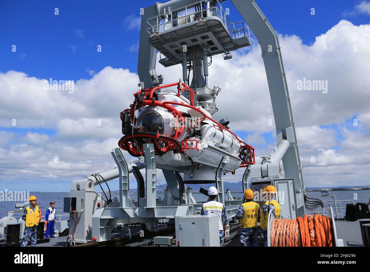 Submarine Rescue Exercise at RIMPAC 160713 Stock Photo - Alamy