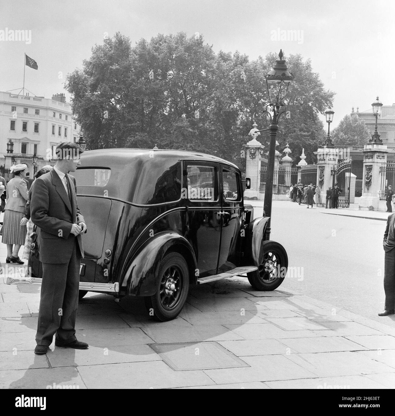 A taxi going on the roundabout of Buckingham Palace skidded and landed ...