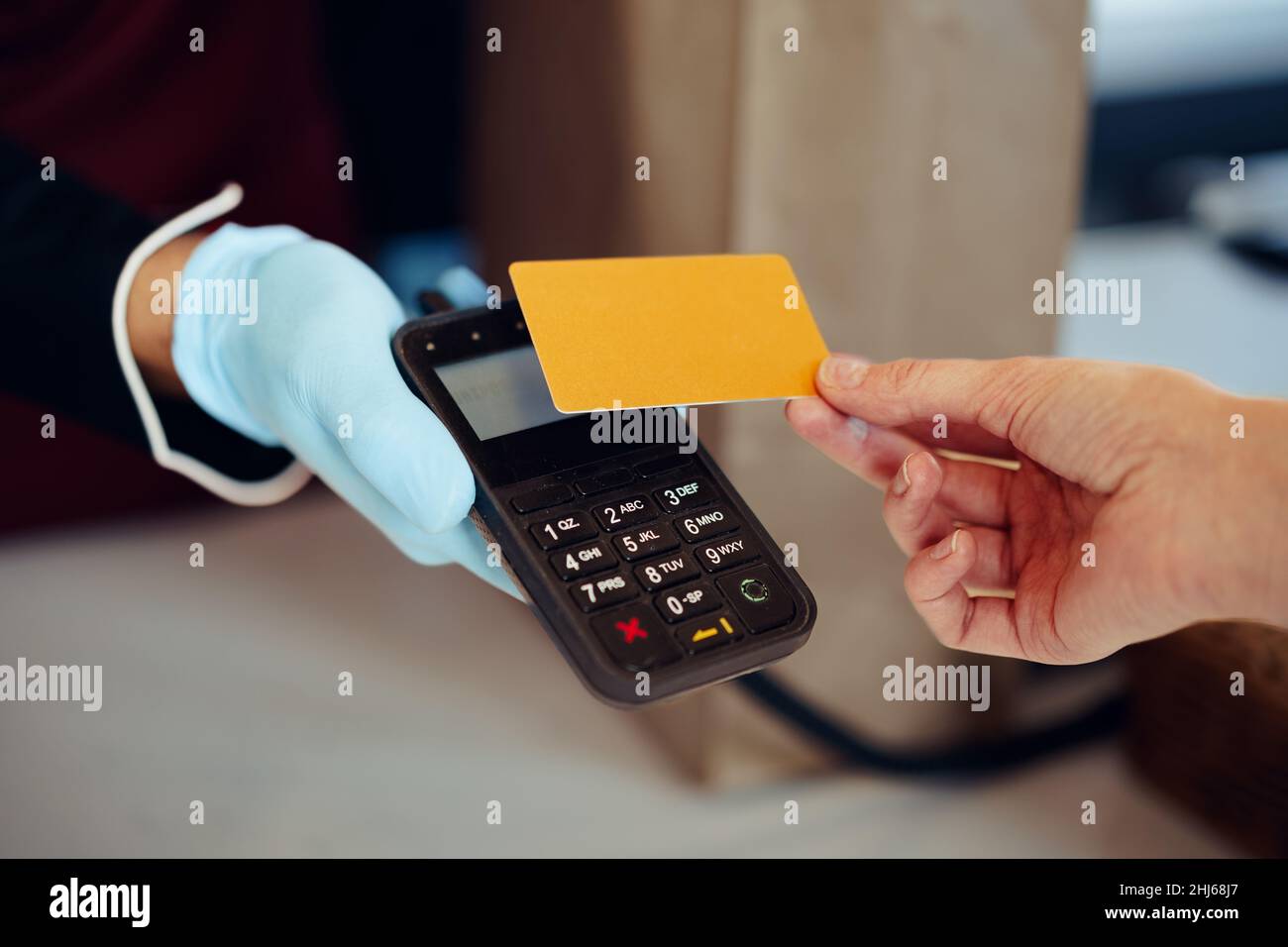 Close up of paying credit card for purchases process Stock Photo - Alamy