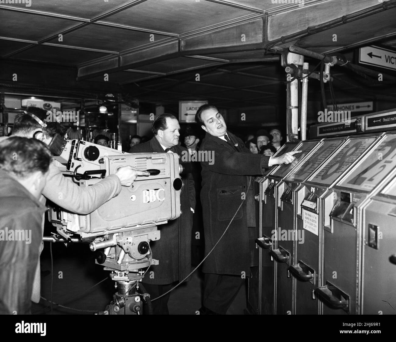 Richard Dimbleby filming for French television at Victoria Station. 9th ...