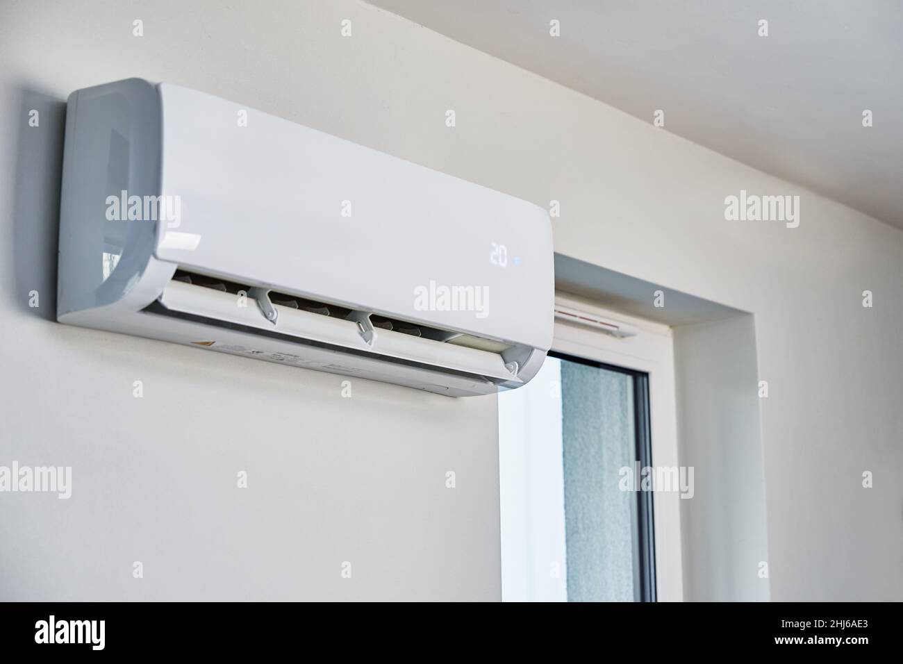 Adjusting temperature on air conditioner, Working air conditioner for ...
