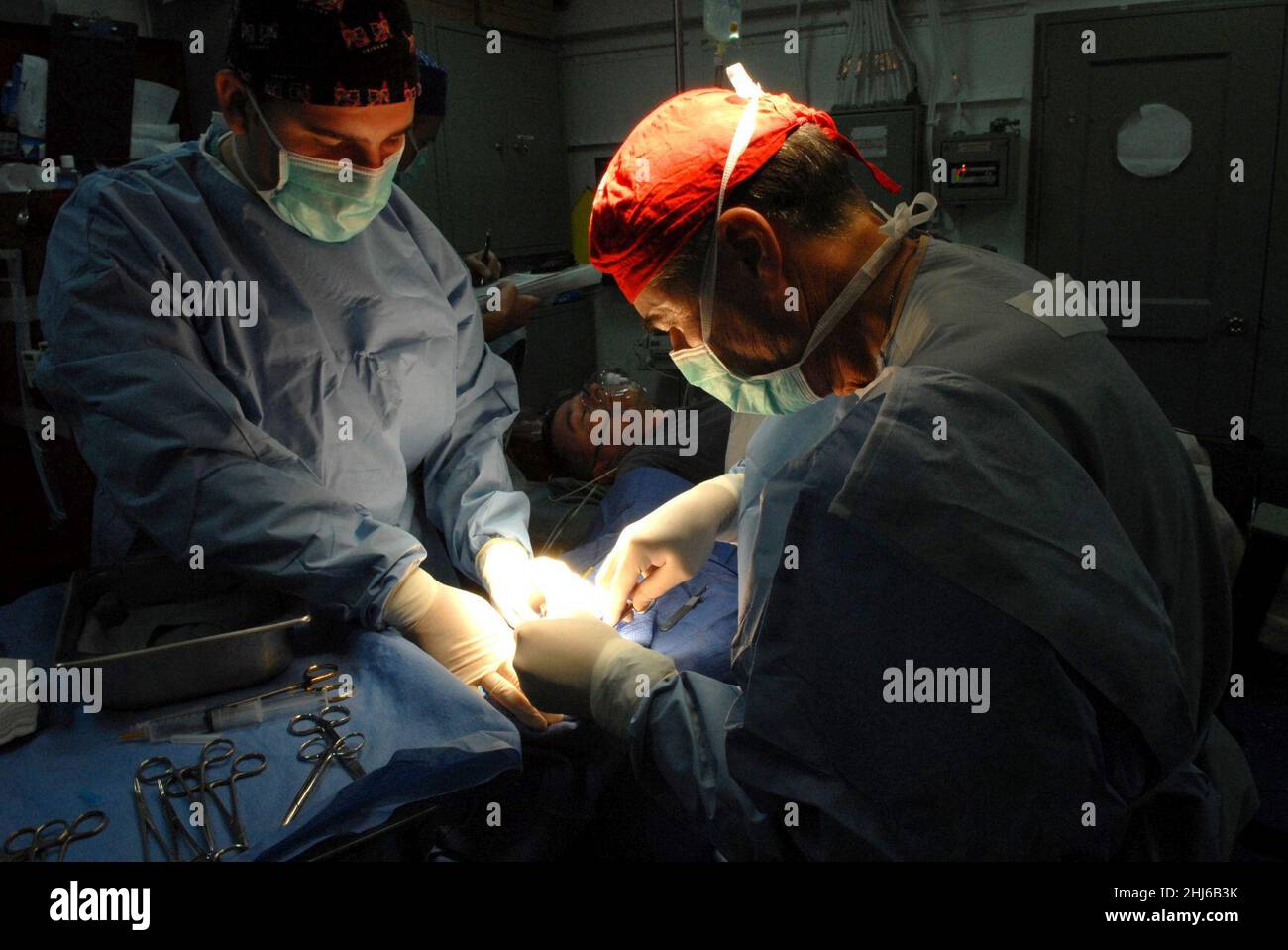 Surgeon works aboard USS Ronald Reagan Stock Photo - Alamy