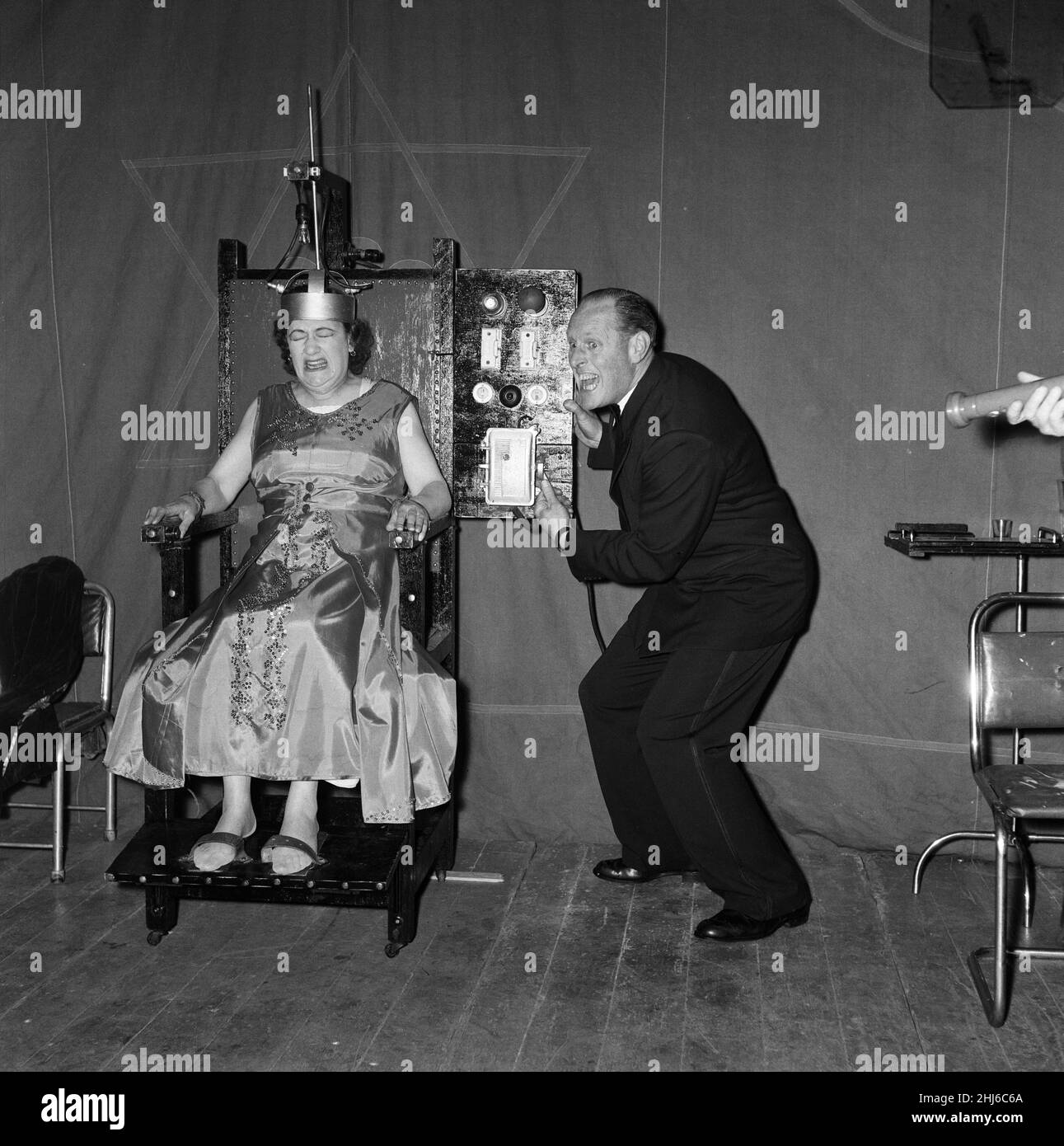 To electrocute Black and White Stock Photos & Images - Alamy