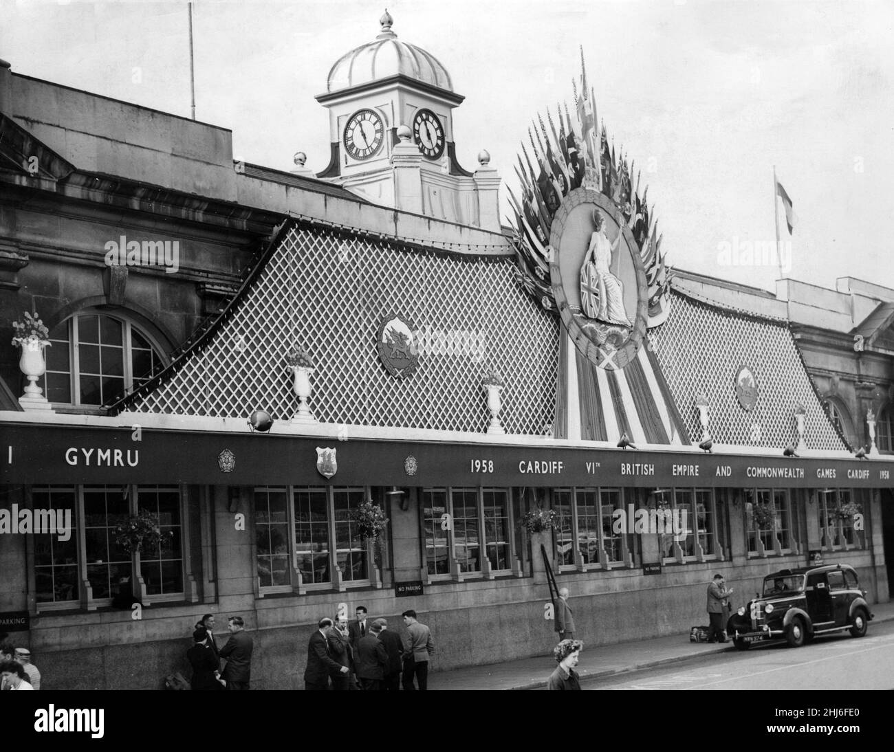 Cardiff station 1950s hi-res stock photography and images - Alamy