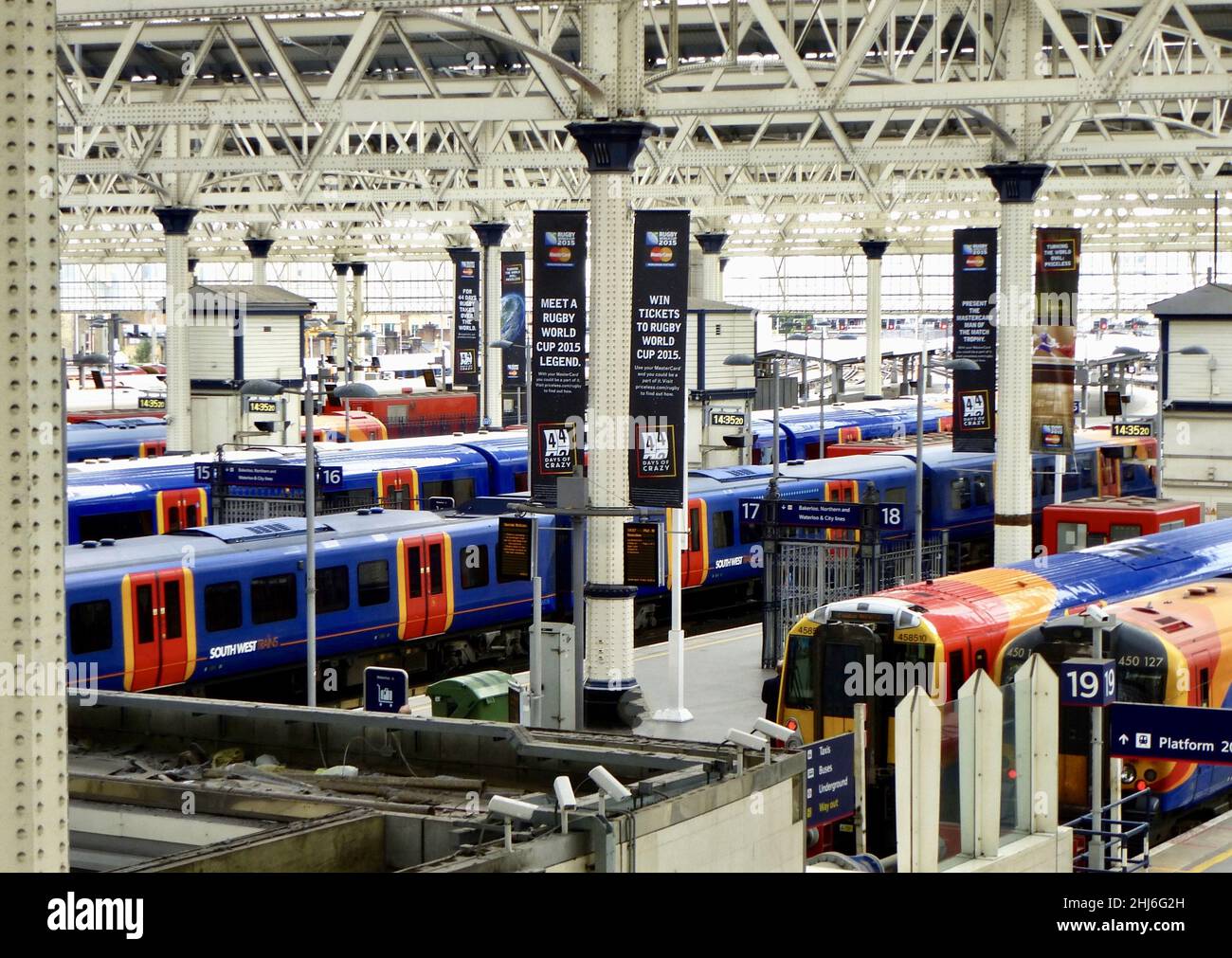 Trains at the busy Waterloo station in London, UK Stock Photo - Alamy