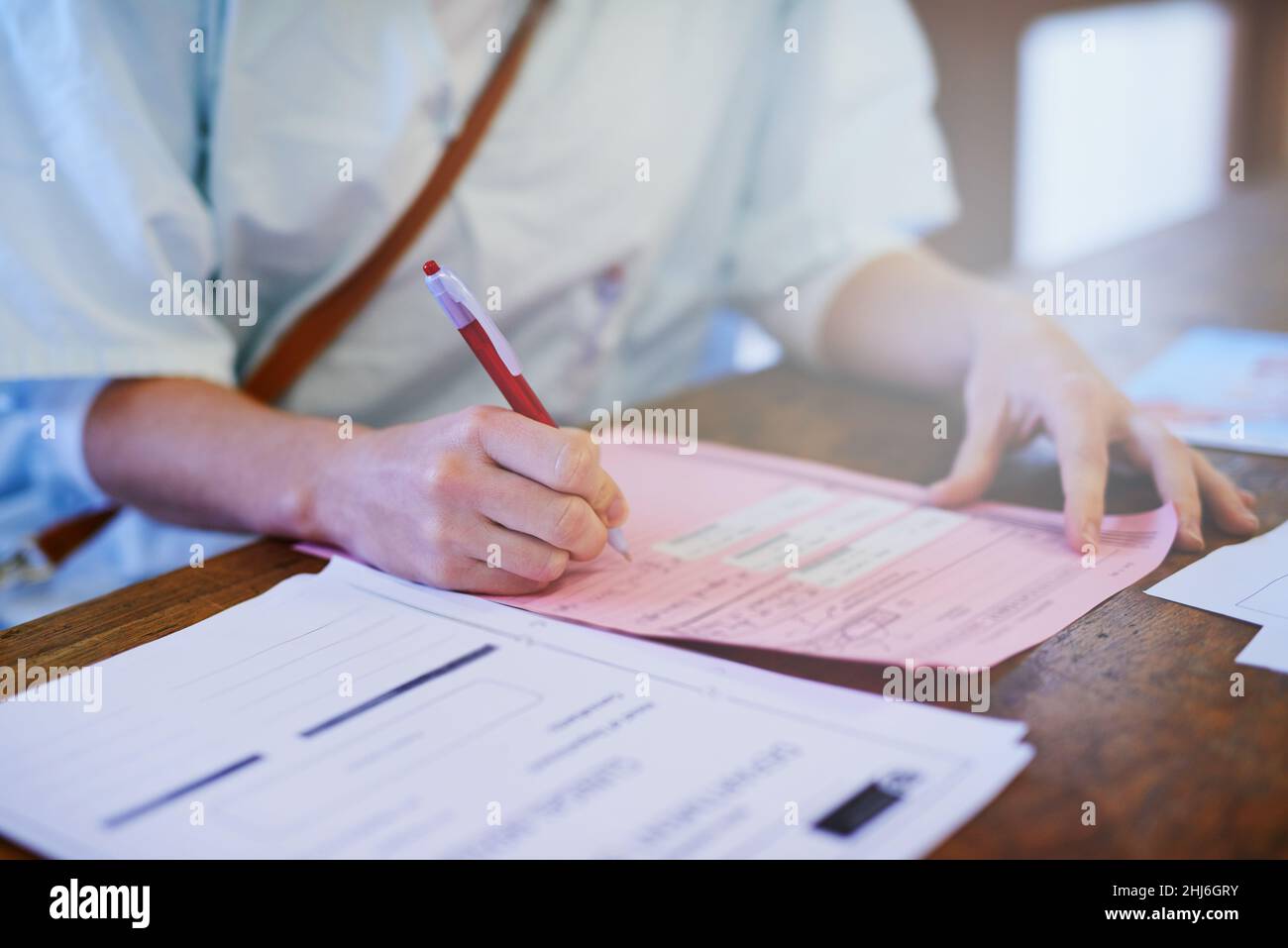 Female doctor hands filling out hi-res stock photography and images - Alamy