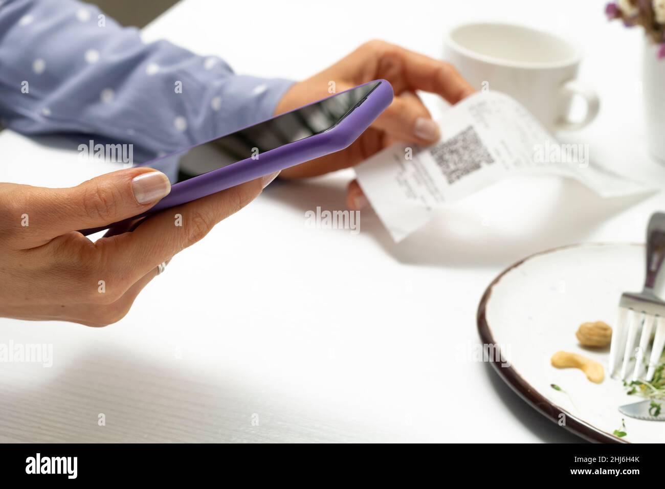 Mobile phone scans qr hi-res stock photography and images - Alamy