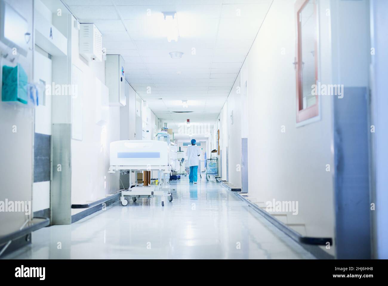 Surgeon scrubs corridor back hi-res stock photography and images - Alamy