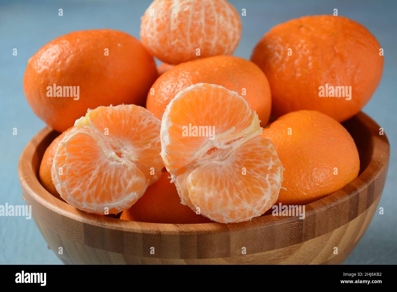 Fresh mandarin fruit with leaves from the orchard. Home gardening ...