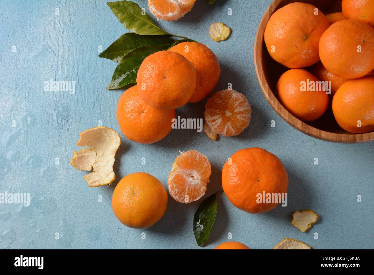 Fresh mandarin fruit with leaves from the orchard. Home gardening ...