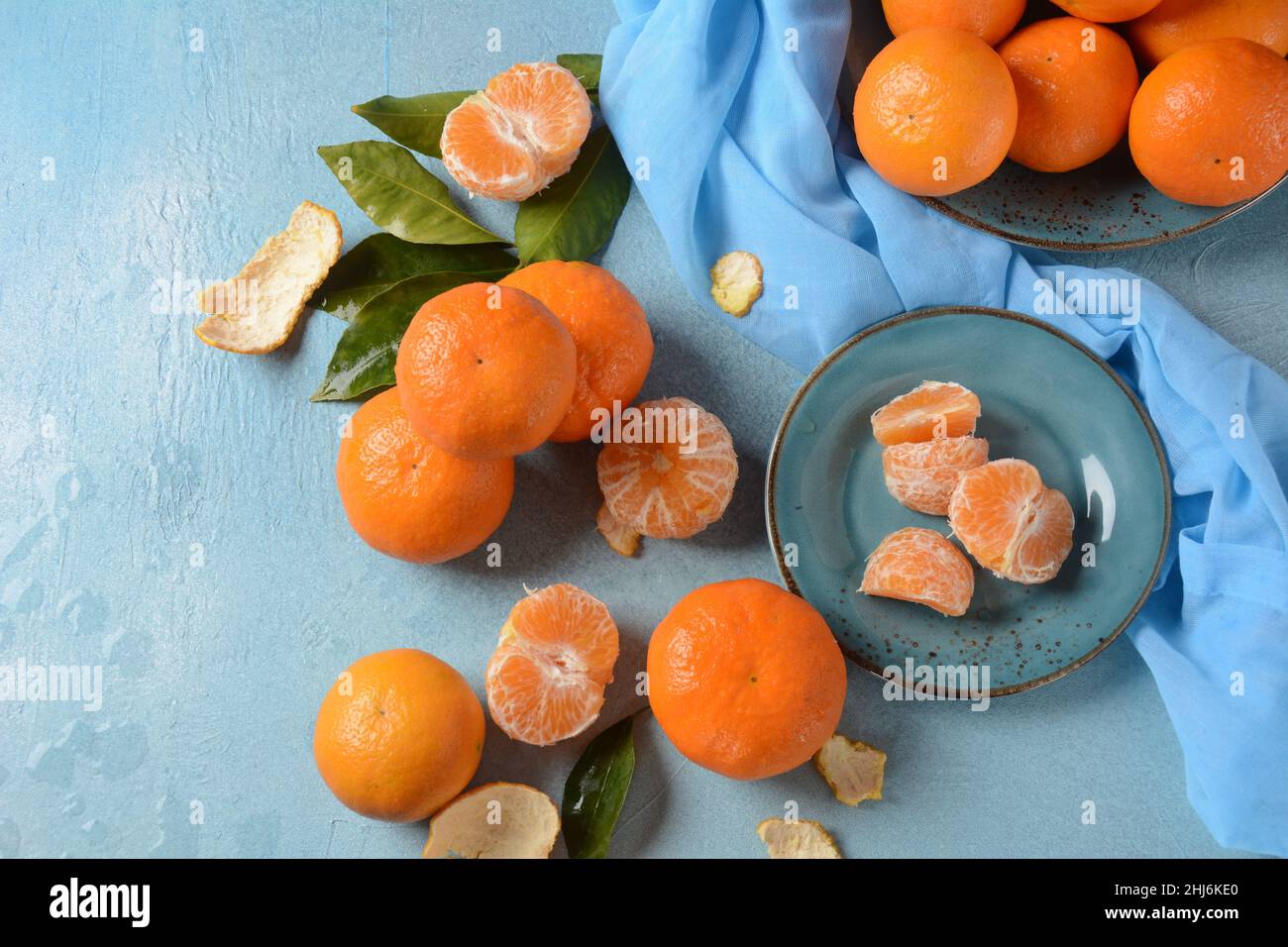 Fresh mandarin fruit with leaves from the orchard. Home gardening ...