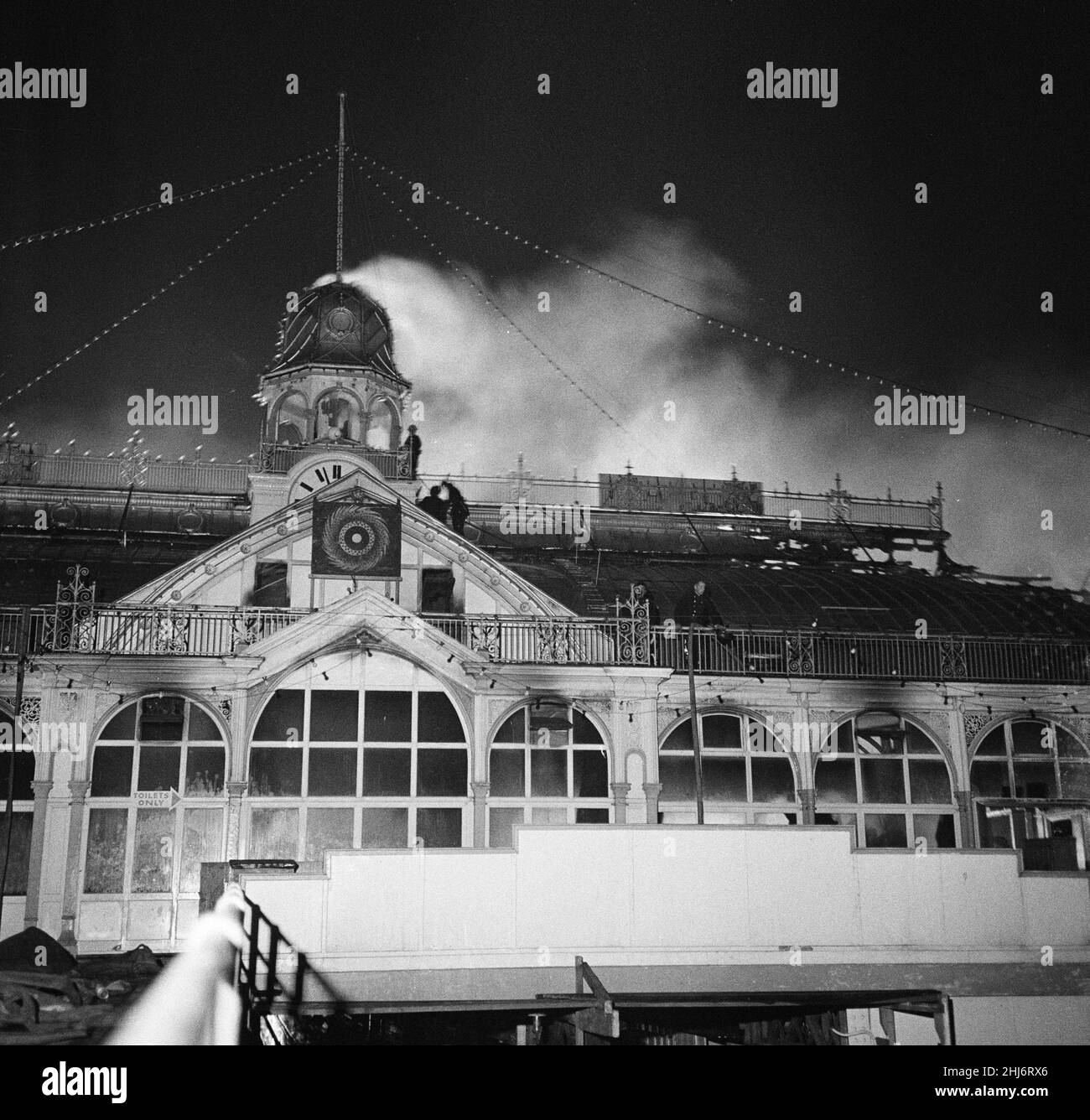 Southend pier pavilion hi-res stock photography and images - Alamy