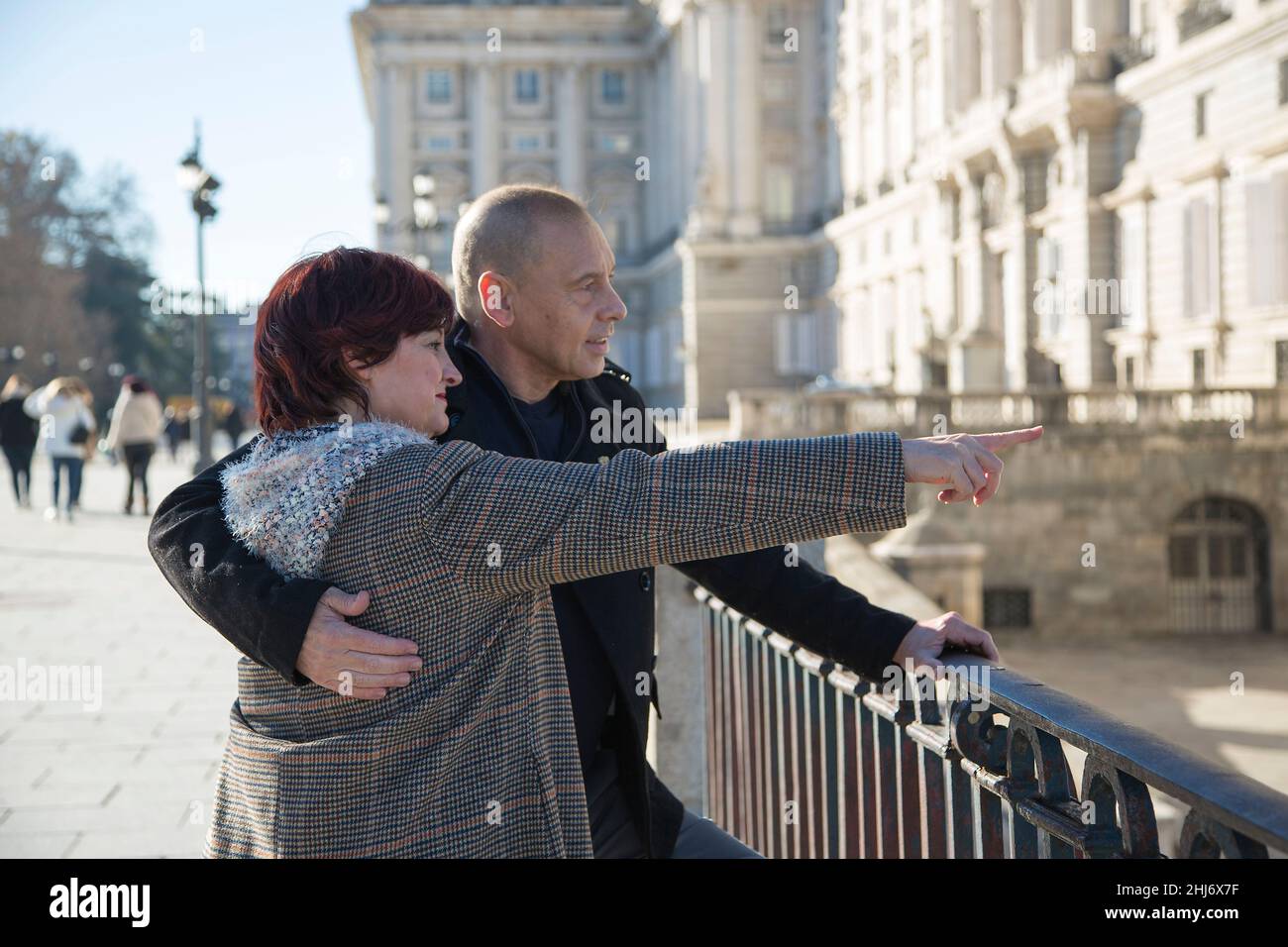 Two people horizon pointing hi-res stock photography and images - Alamy