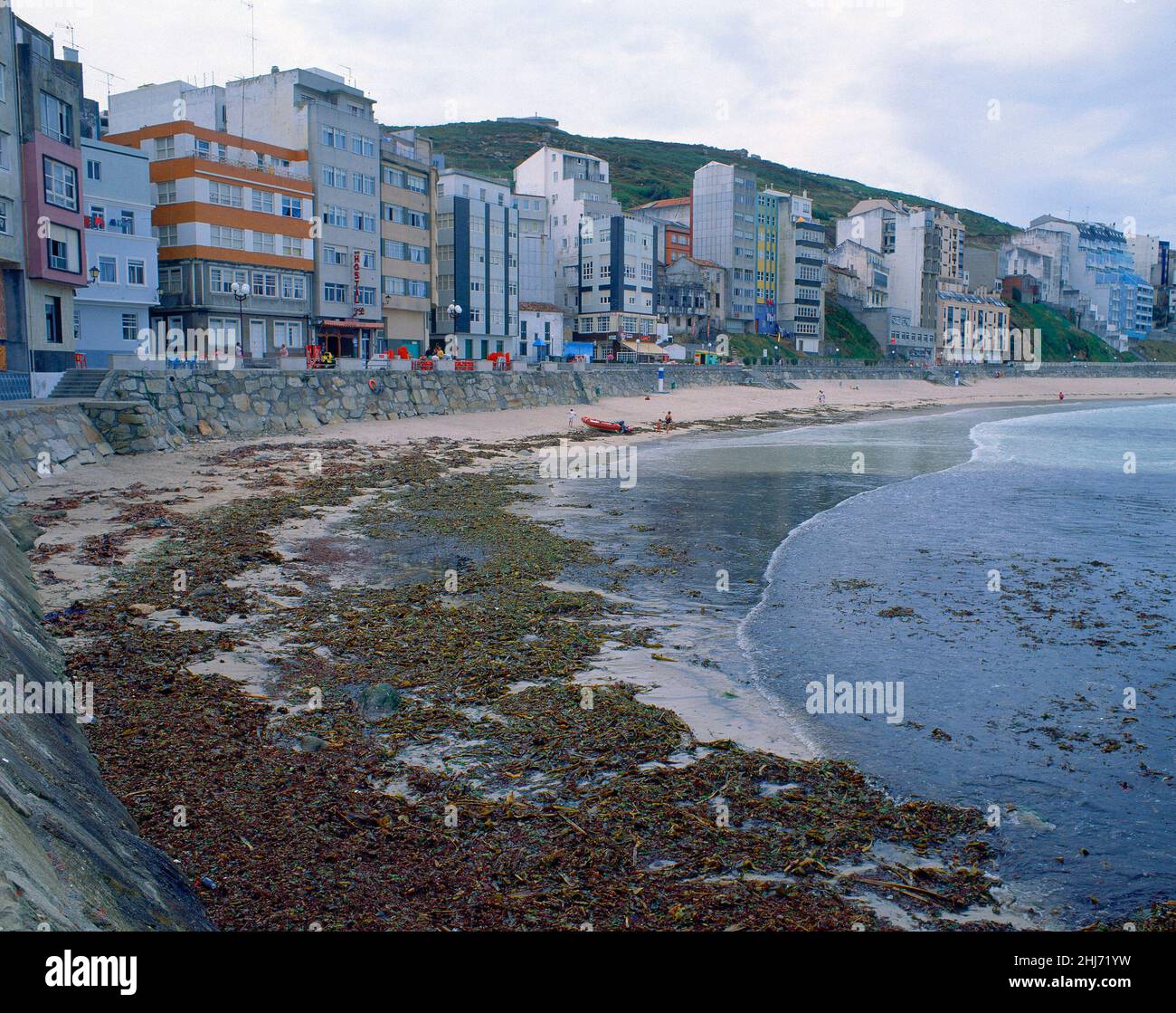 PLAYA CON ALGAS Y EL PUEBLO - FOTO AÑOS 90. Location: EXTERIOR. MALPICA ...