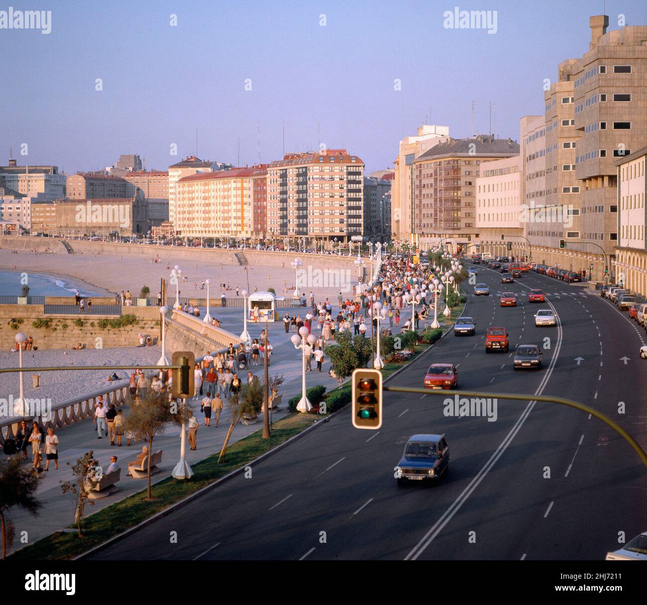PASEO MARITIMO CON GENTE PASEANDO Y PLAYA DE RIAZOR - FOTO AÑOS 90 ...