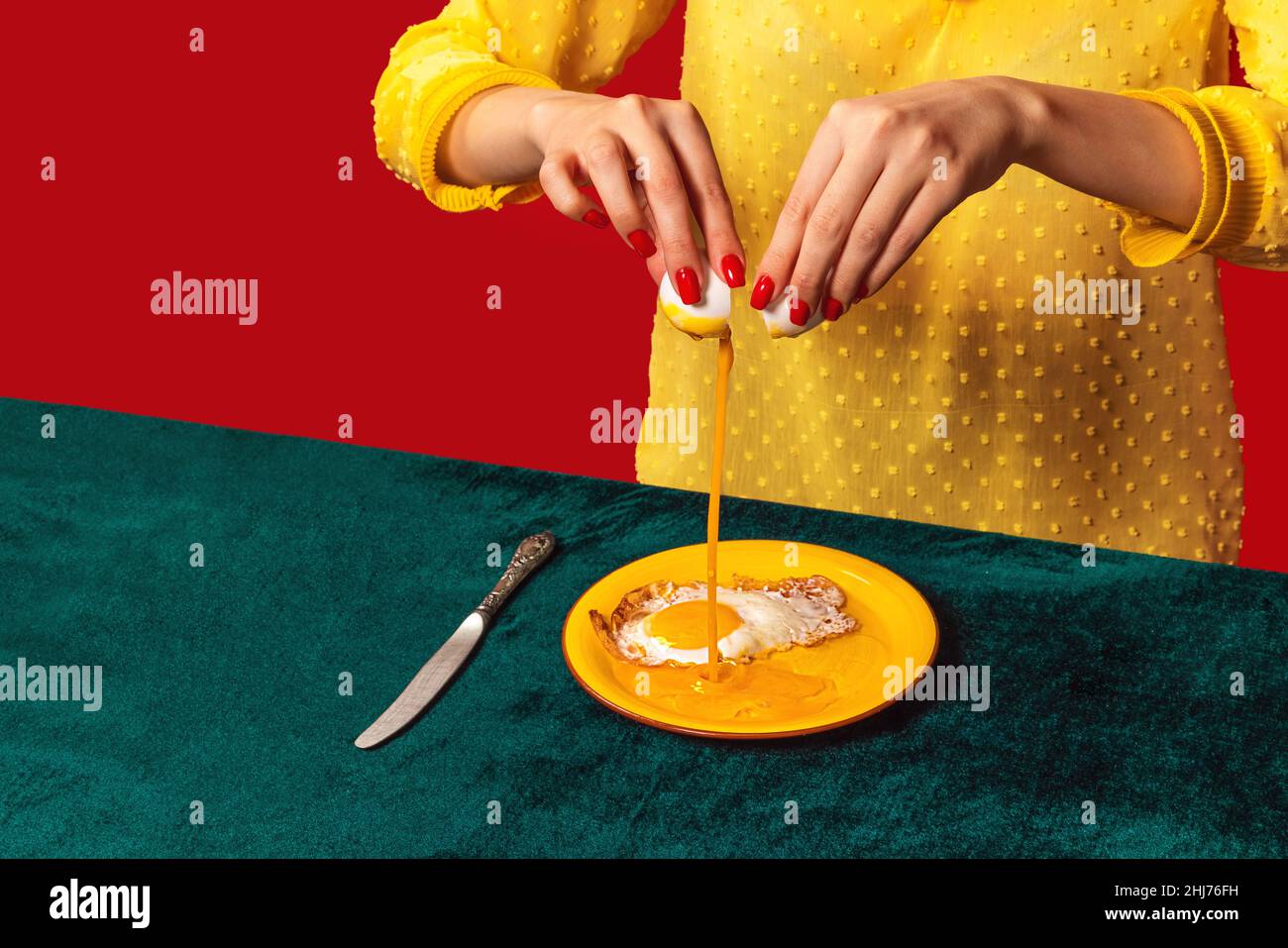 Retro woman cooking 70s 80s hi-res stock photography and images - Alamy