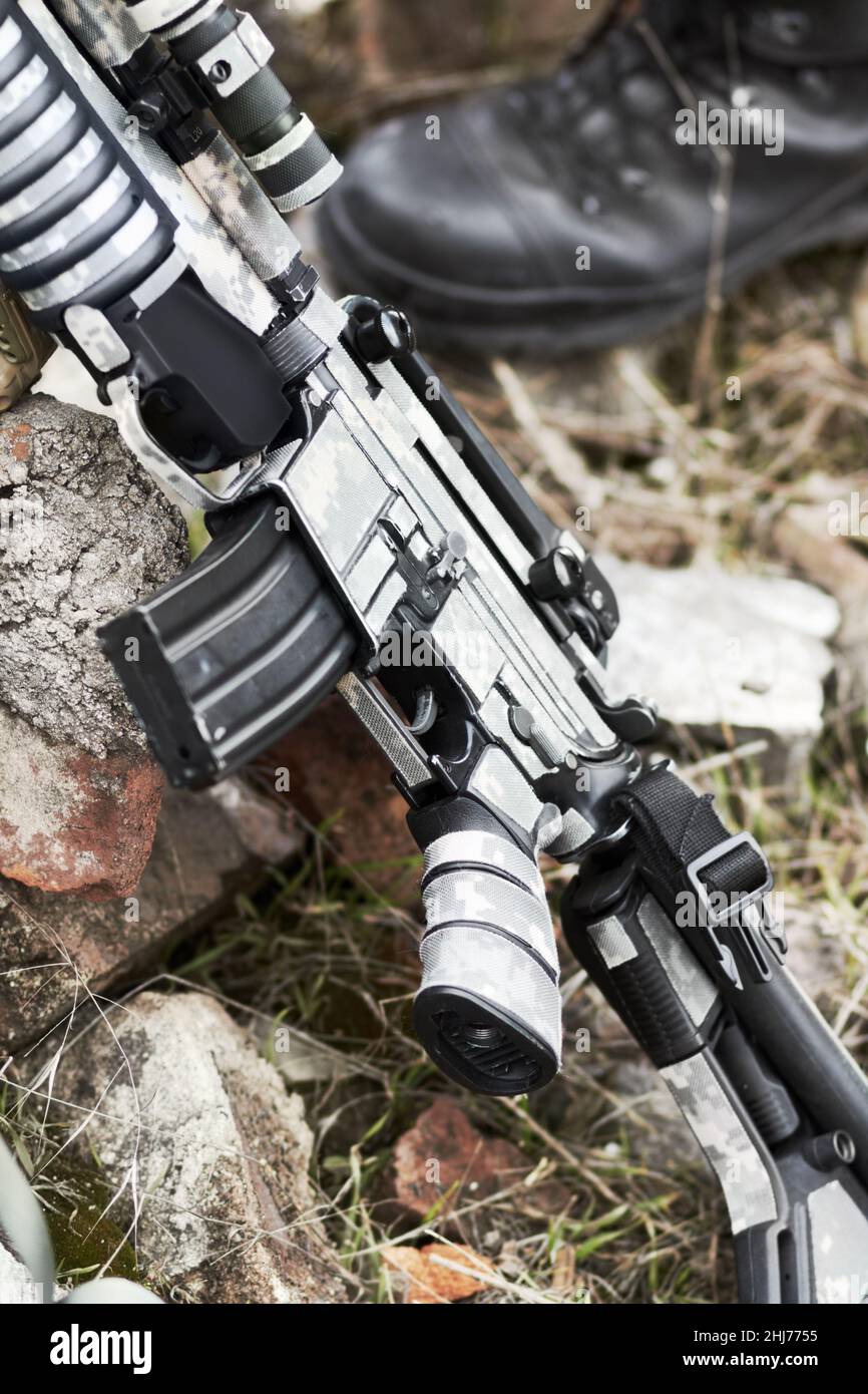 Soldier lying on ground gun hi-res stock photography and images - Alamy