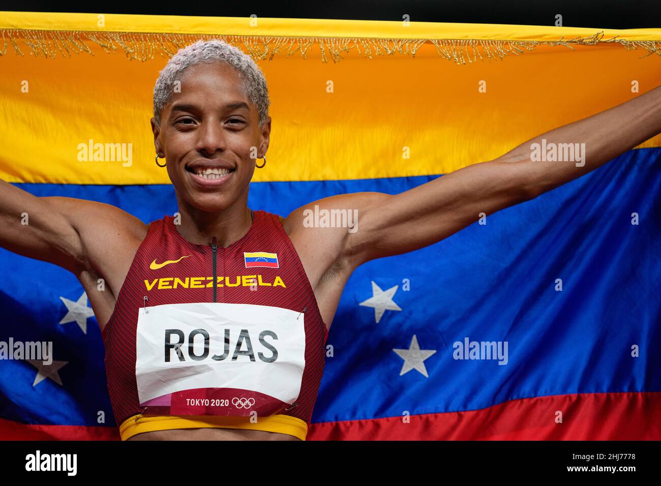 Yulimar Rojas crying and celebrating her medal at the Tokyo 2020 ...