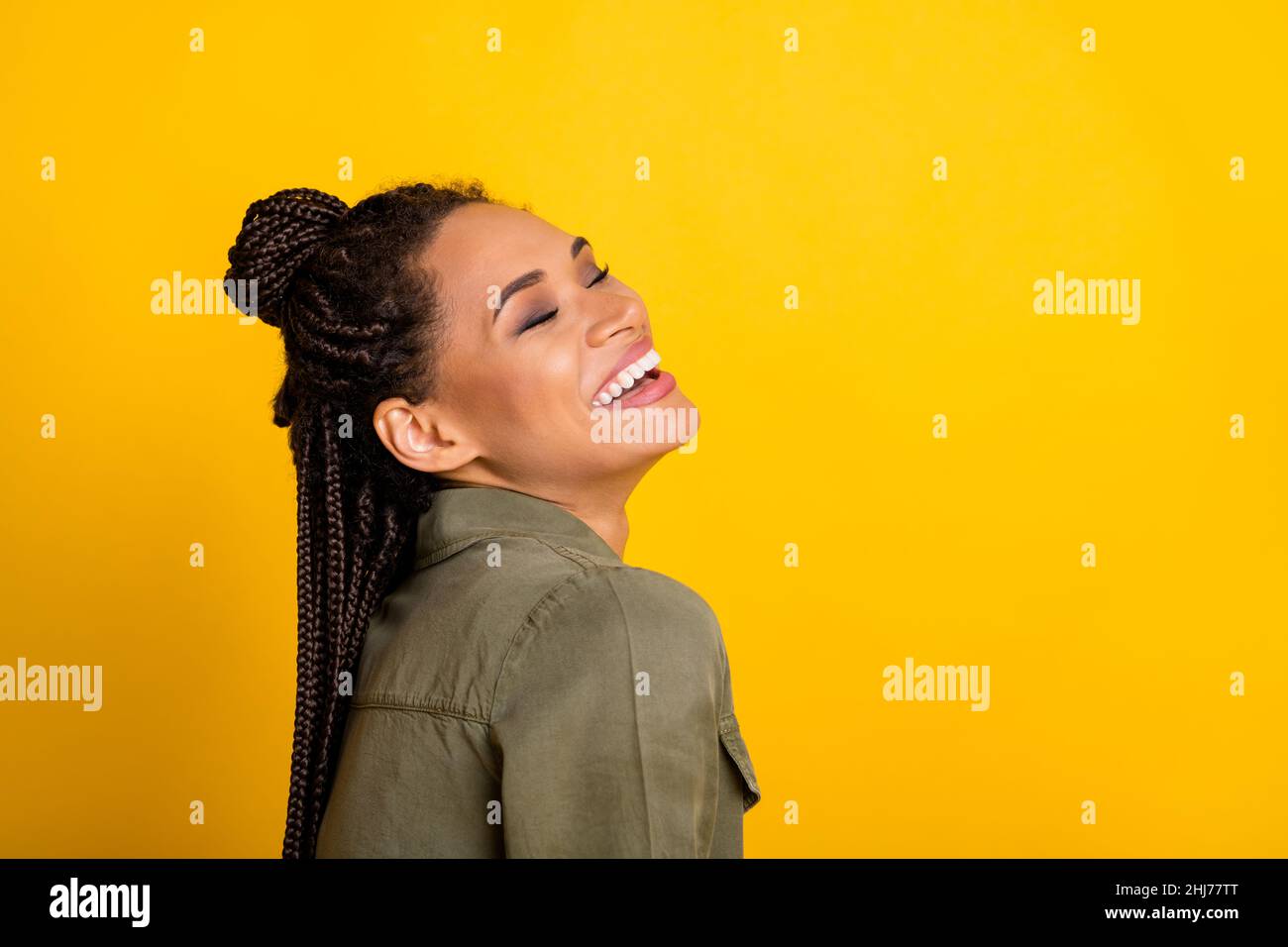Photo portrait over shoulder of laughing girl with closed eyes isolated ...