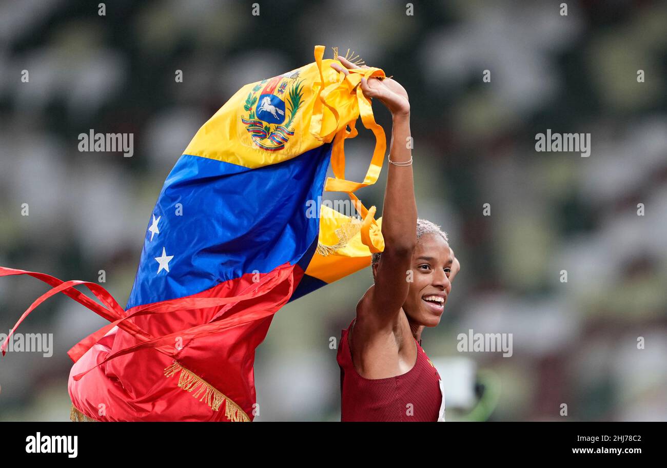 Yulimar Rojas crying and celebrating her medal at the Tokyo 2020 ...