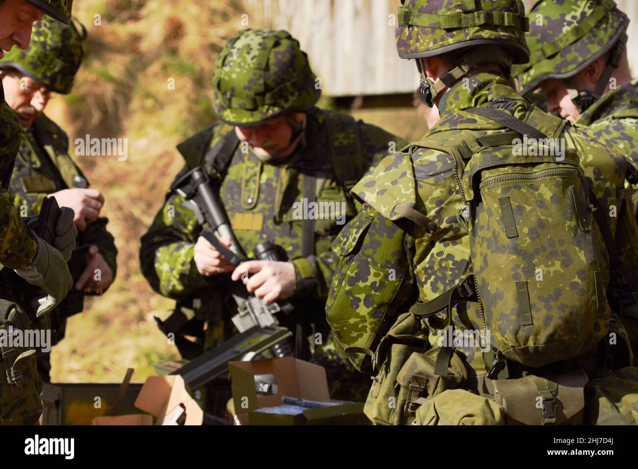 Soldiers assembling hi-res stock photography and images - Alamy