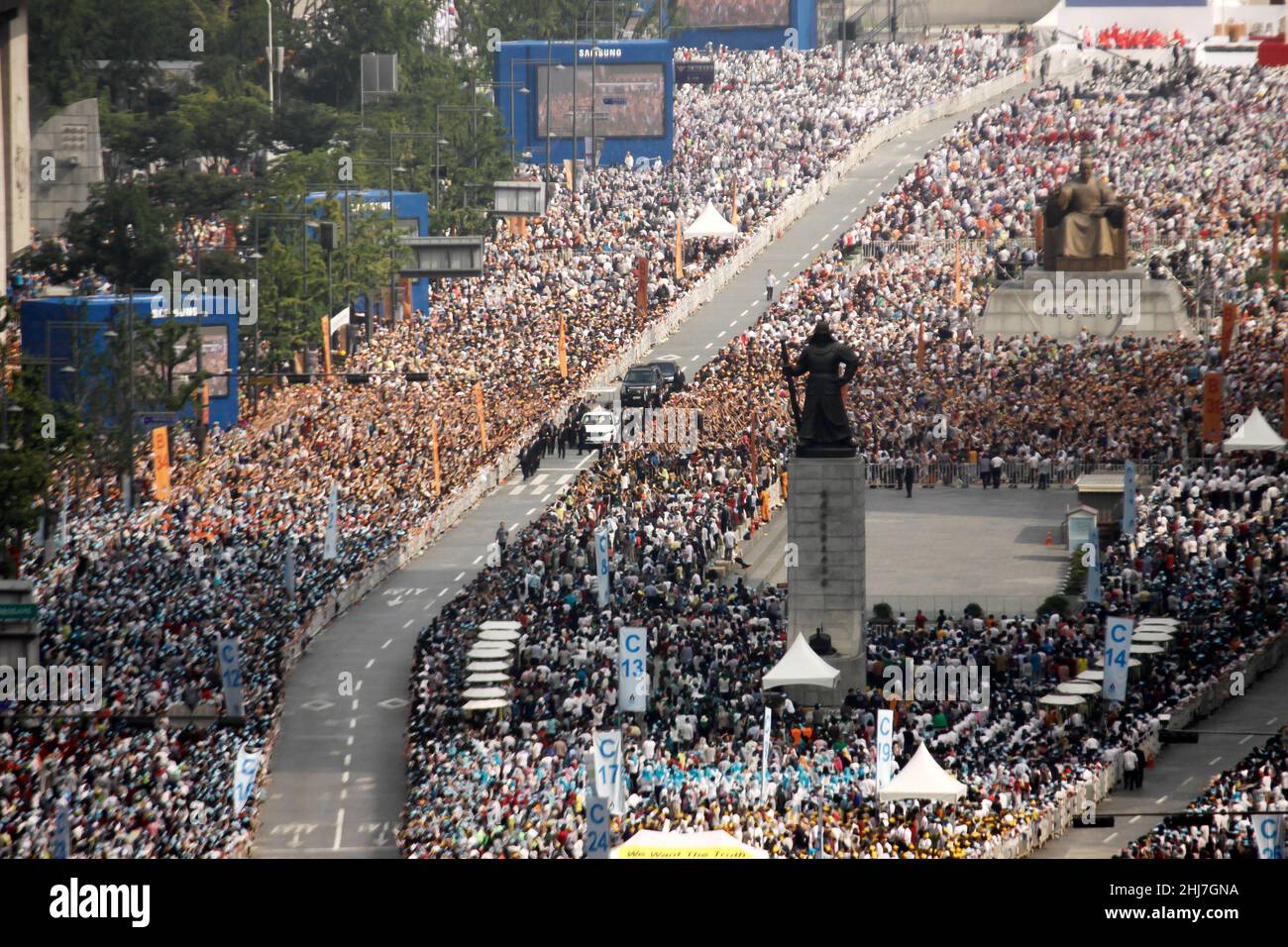 Aug 16, 2014 - Seoul, South Korea : Pope Francis motorcade with greets ...