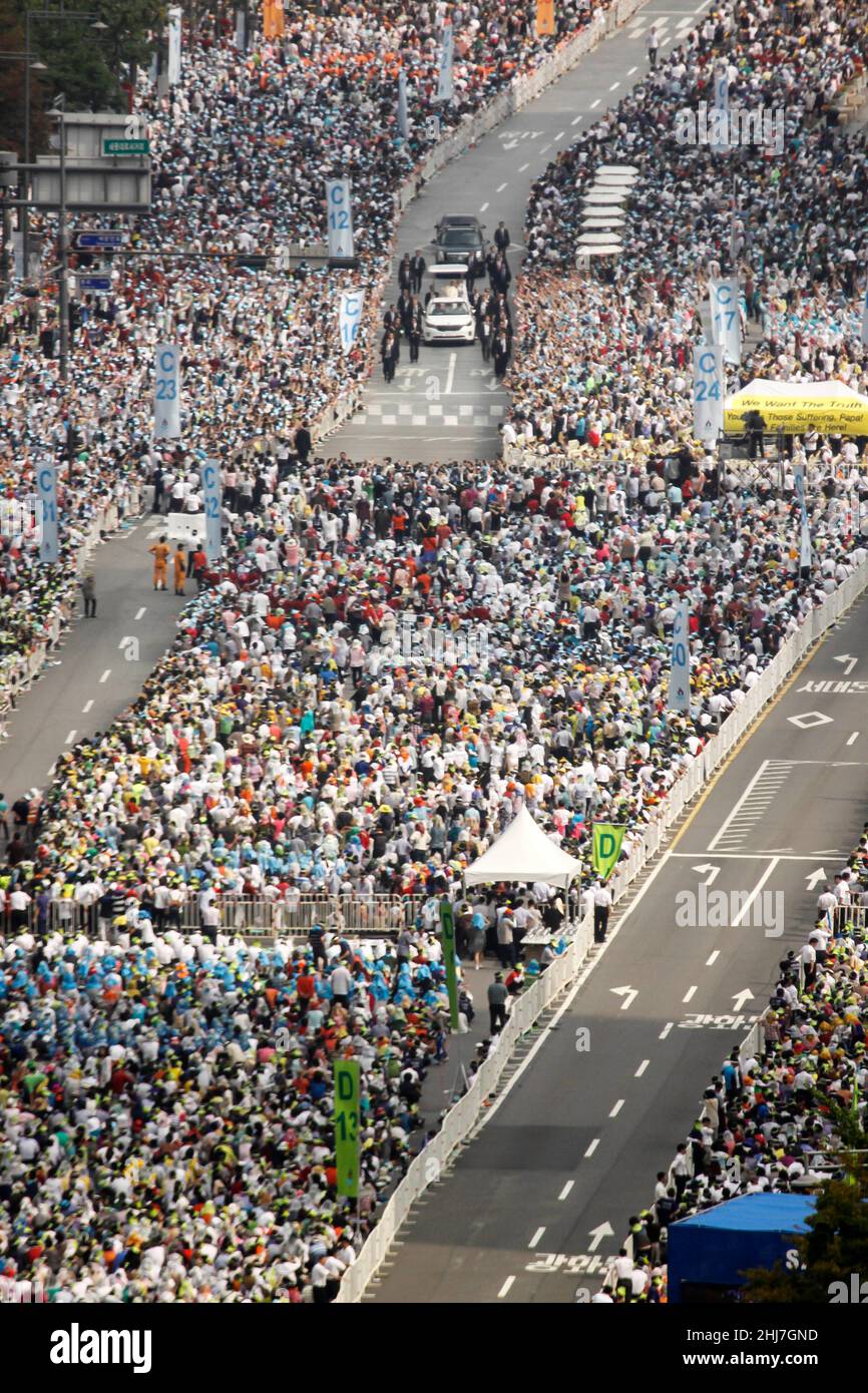Aug 16, 2014 - Seoul, South Korea : Pope Francis motorcade with greets ...