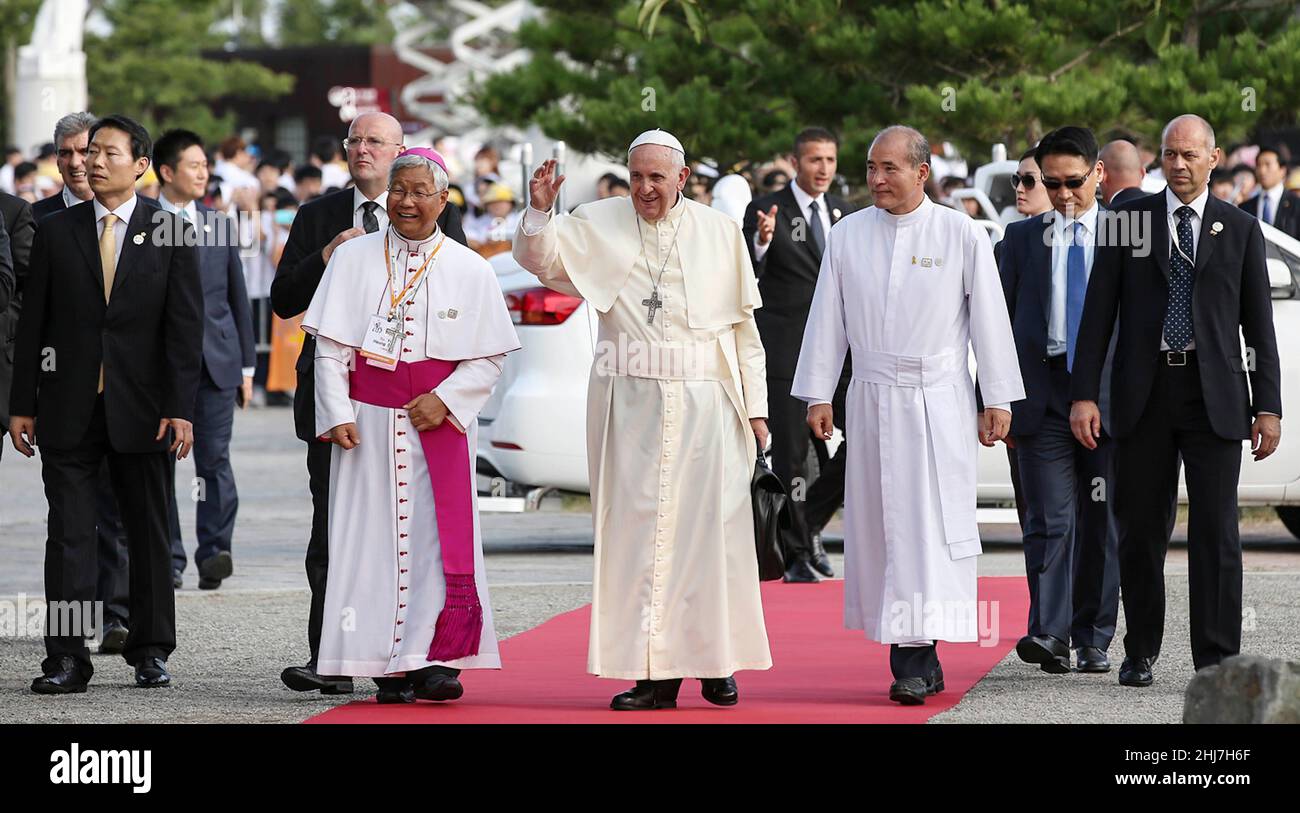 Aug 15, 2014 - Dangjin, South Korea : Pope Francis visit with the prays ...