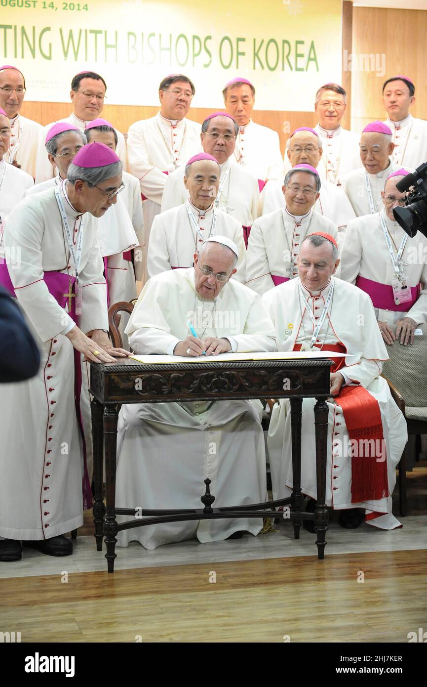 Aug 14, 2014 - Seoul, South Korea : Pope Francis attends the meeting ...