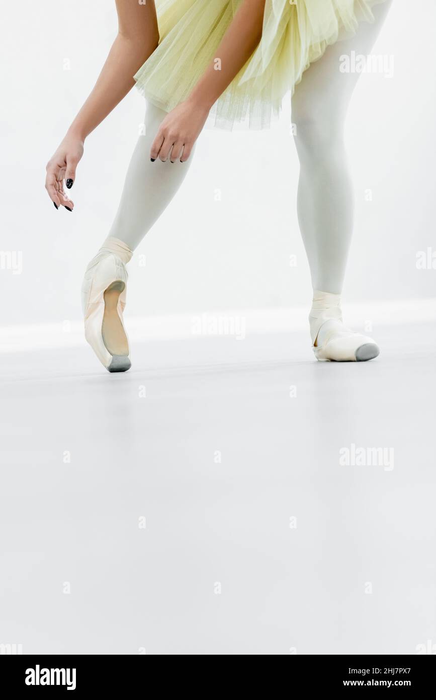 Pointe shoes dancing hi-res stock photography and images - Alamy