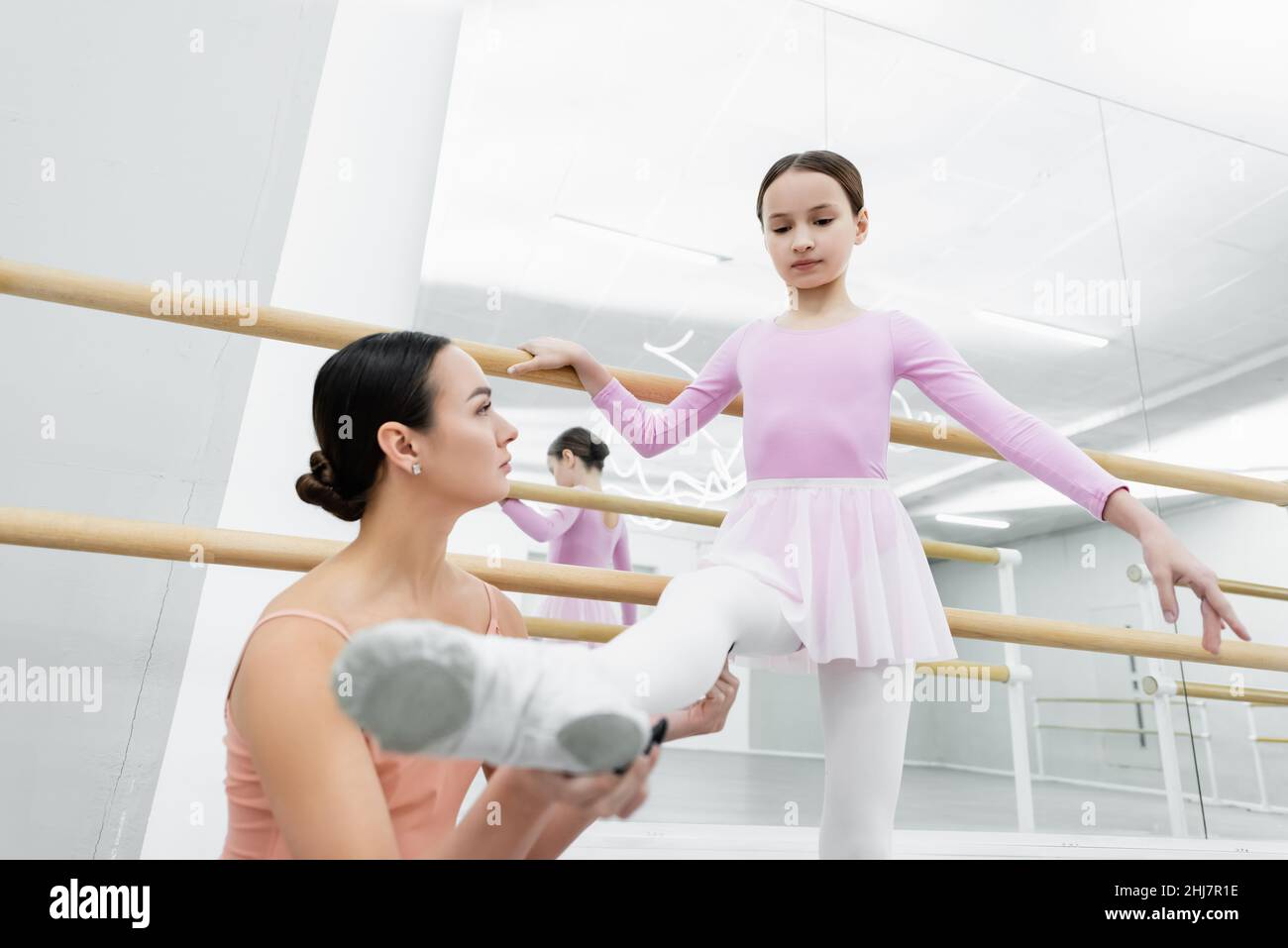 Dancers practicing ballet school hi-res stock photography and images ...