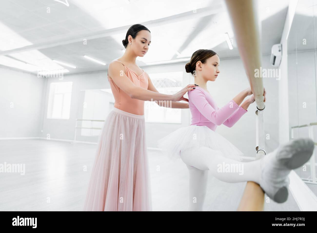 Slim dancers hi-res stock photography and images - Alamy